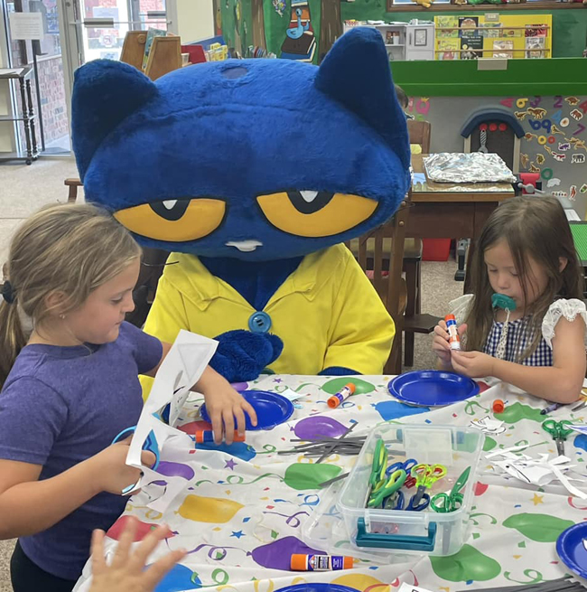Greenfield Public Library gets visit from Pete the Cat for great fun ...
