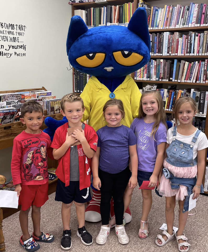 Greenfield Public Library gets visit from Pete the Cat for great fun ...