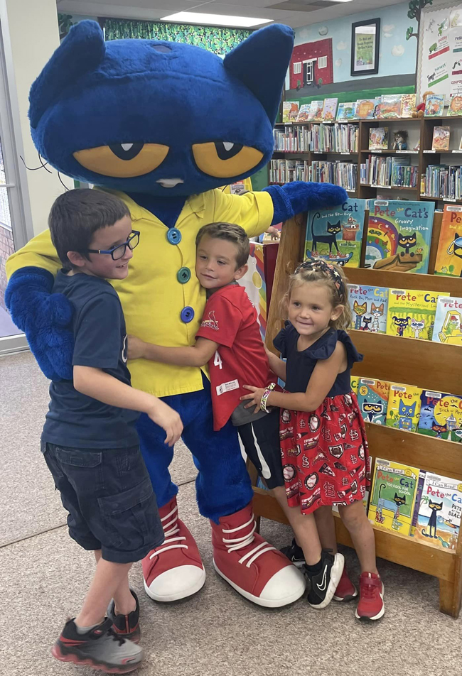 Greenfield Public Library gets visit from Pete the Cat for great fun ...