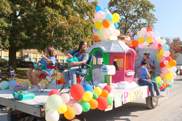 Winning parade float – River County News